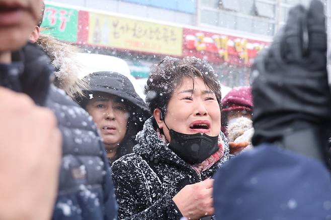 한동훈 90도 인사에 尹 어깨 ‘툭서천 화재현장서 갈등 봉합 그림