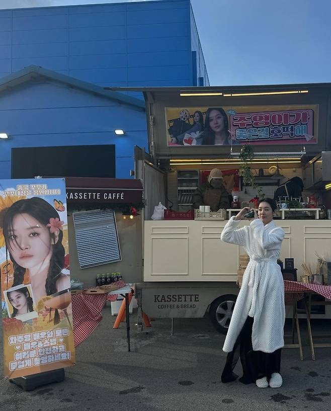 차주영 중국 팬이 보내준 간식 차에 심쿵 후드 집업 조거 팬츠 캐주얼룩 스타와 패션
