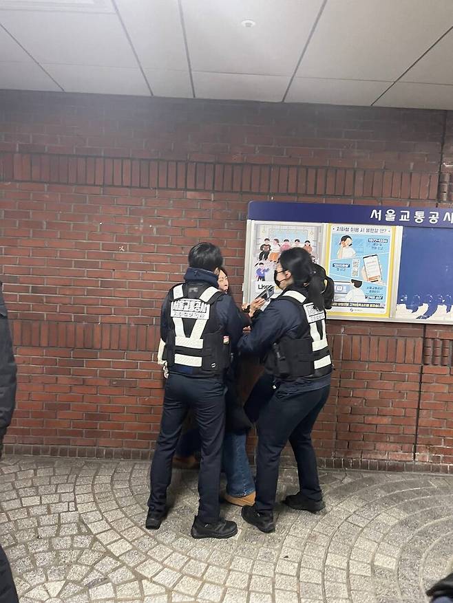 전장연 집회에서 끌려나가는 기자들 모욕감 느껴