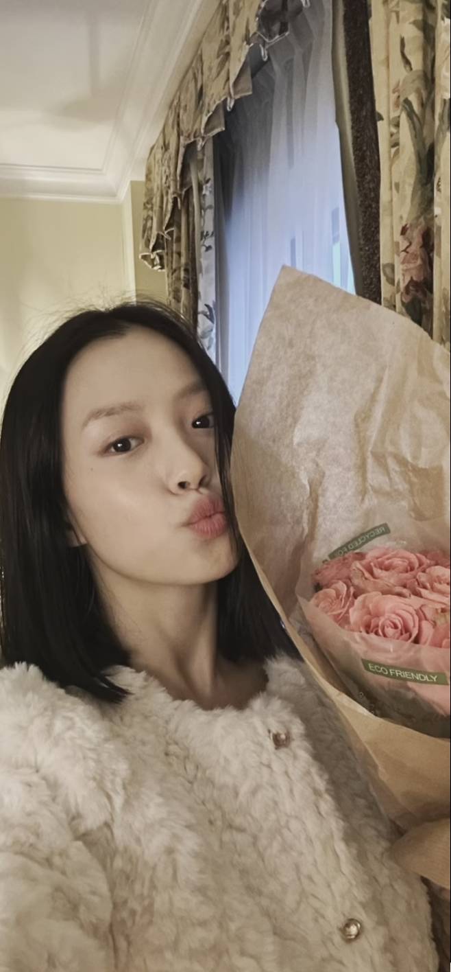 고민시 영화 같은 베를린 여행 ‘청순 미모 자랑한 플리스 재킷 코트 머플러 패션 스타와 패션