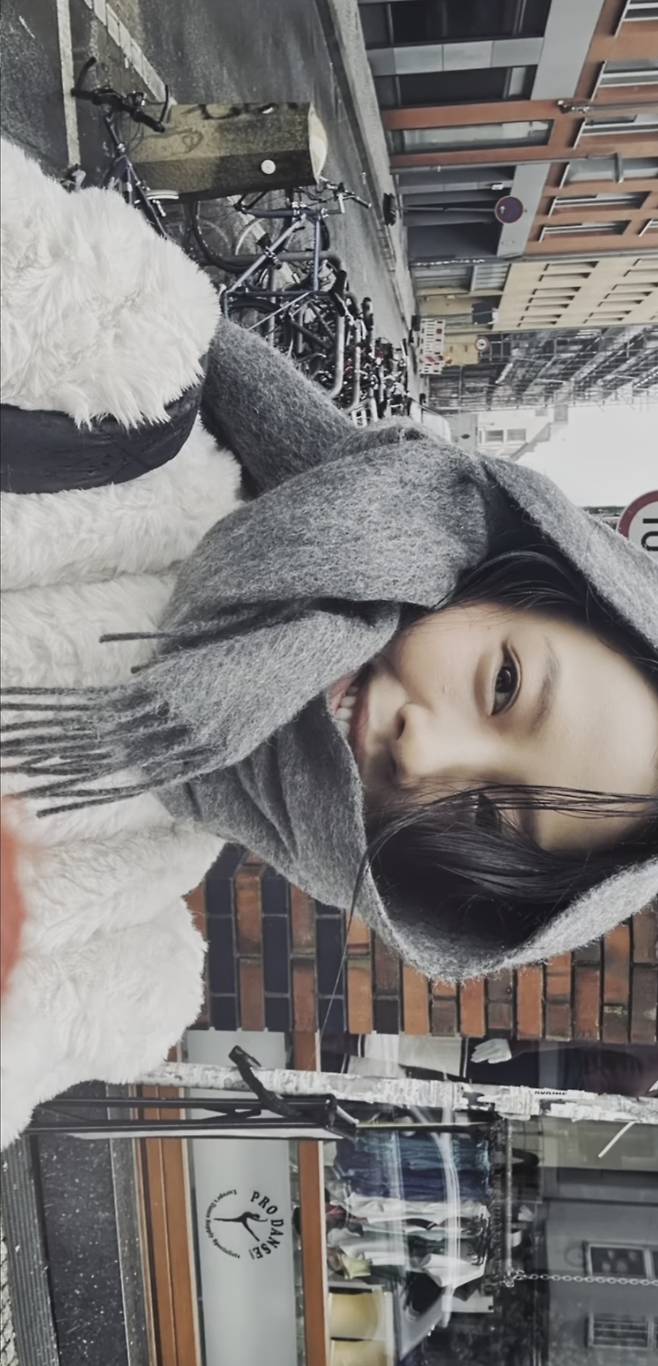 고민시 영화 같은 베를린 여행 ‘청순 미모 자랑한 플리스 재킷 코트 머플러 패션 스타와 패션