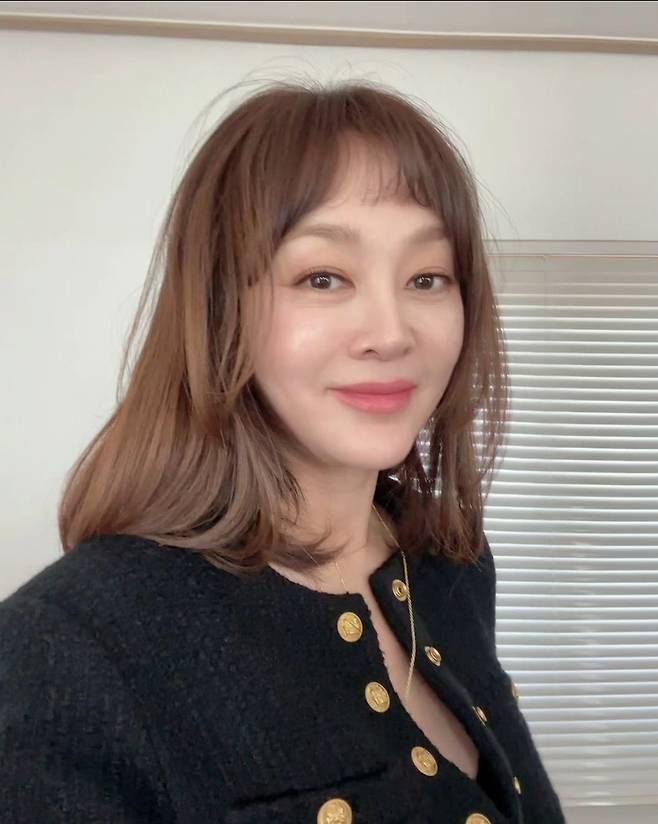 이승연 신나는 촬영에 웃음꽃 활짝 트위드 재킷 플리츠스커트 패션 스타와 패션