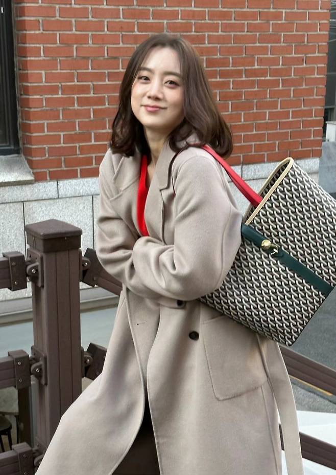 우혜림 춥지만 출근은 얼죽코 스타일 포기 못한 슬림 코트 출근룩 패션엔