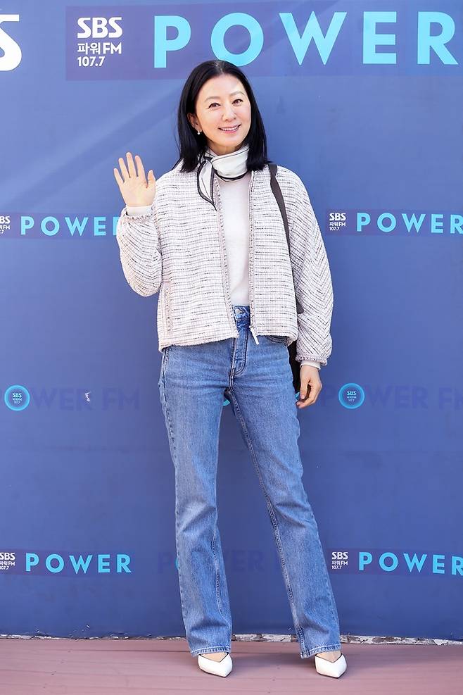 김희애 두시탈출 컬투쇼 출근길 트위드 재킷 어디꺼 패션엔