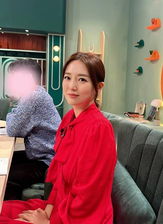 김소영 아나 단아미의 절정 시선올킬 찰떡같이 소화한 핫레드 원피스룩 패션엔