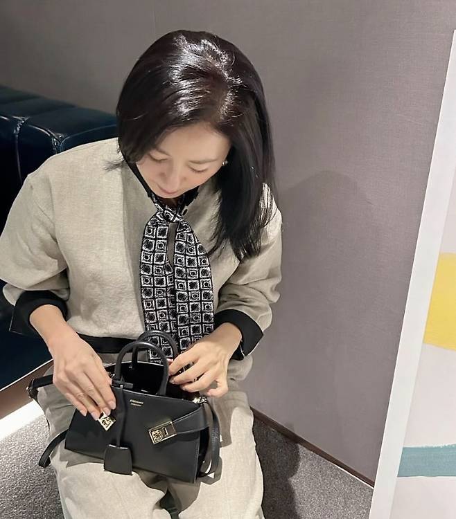 김희애 56세 맞아 대학생 같은 우아한 니트 스카프 데일리룩 스타픽