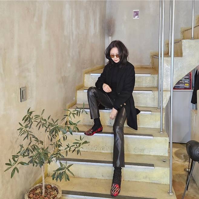 채시라 블랙에는 역시 레드” 포인트 신발 눈에 띄는 올블랙 코트 가죽 팬츠 패션 스타와 패션