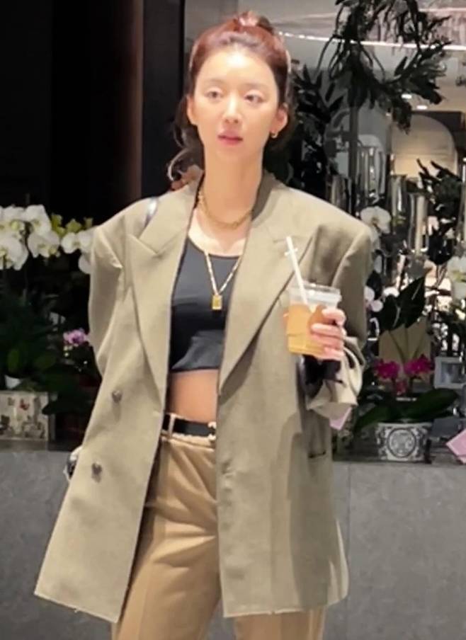 장희진 복근 드러낸 시크미 겨울 잊은 크롭톱에 재킷 톤온톤 슈트룩 패션엔