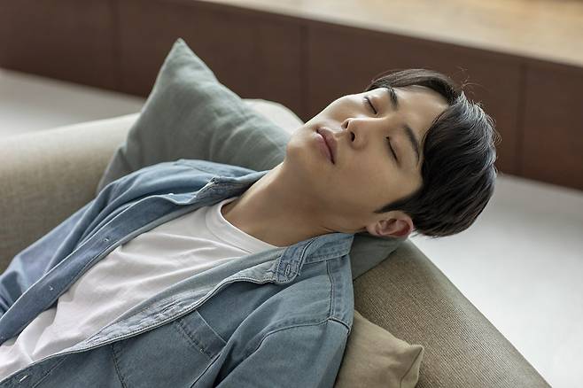 밥 먹고 자면 안 돼요 앉아서 자는 것도 이 병 위험 높여