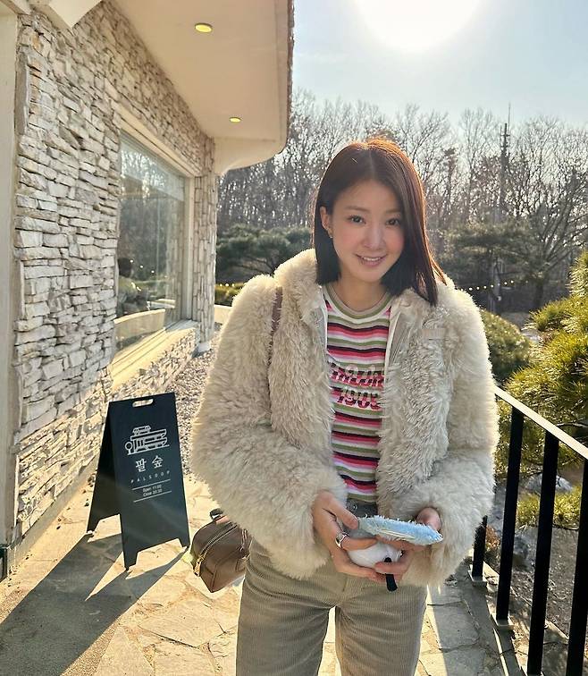 이시영 포근한 퍼자켓 입고 꾸안꾸 외출 Ootd 라이프업
