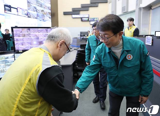 한국도로공사 교통센터 근무자 격려하는 박상우 장관