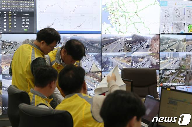 명절에도 쉴 틈 없는 한국도로공사 교통센터