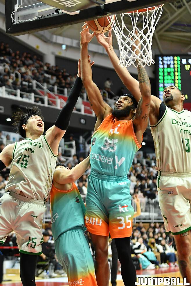 [JB포토] 리바운드 경합하는 KT 배스