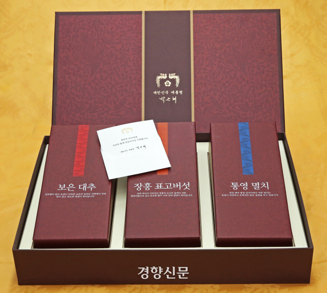 말 많은 ‘대통령 명절 선물‘십자가 그림 이전엔 이런 ‘구설수