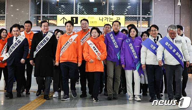 뉴스1 Pick 설 밥상 대화에 ‘개혁신당 올렸다 완성된 제3지대 빅텐트