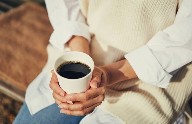 김 폴폴 날 정도로 뜨거운 아메리카노 ‘일회용 종이컵에 담아도 괜찮은 걸까