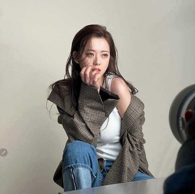 고아라 모던한 분위기 속 우아함 돋보인 체크 블레이저 데님 팬츠룩 스타와 패션