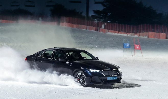 도로가 아닌 `스키장`에 등장한 Bmw 모델의 정체는 오토얼라인먼트