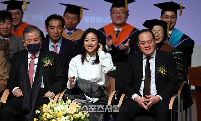 포토 이효리 동문 국민대에서 웃음 넘치는 축하공연