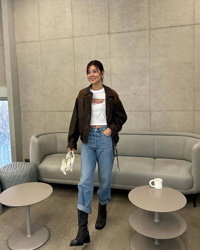 김성은 브라운 가죽자켓과 청바지 입고 동안 미모 뽐내 라이프 뉴세이