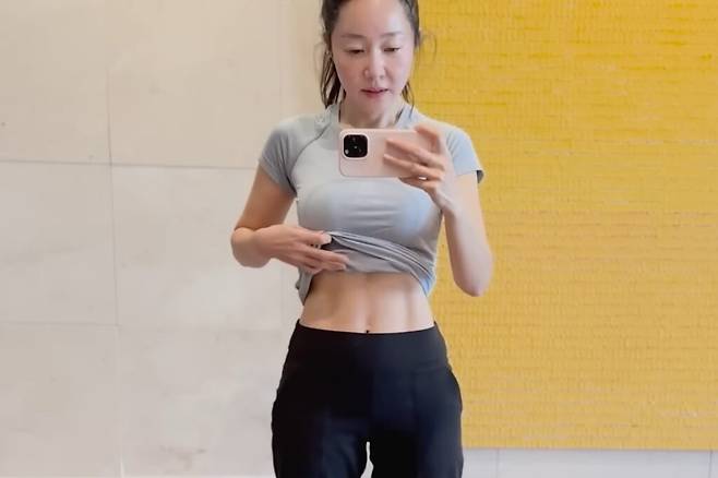 갑자기 51kg으로 감량해 복근 보여준 46세 여배우”난리” | 셀럽스케치