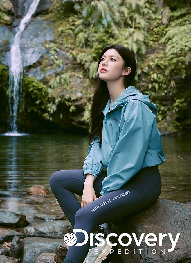 고윤정 ‘환혼의 그녀 봄 레깅스 핏 윈드스토퍼로 맵시낸 봄 애슬레저룩 패션엔