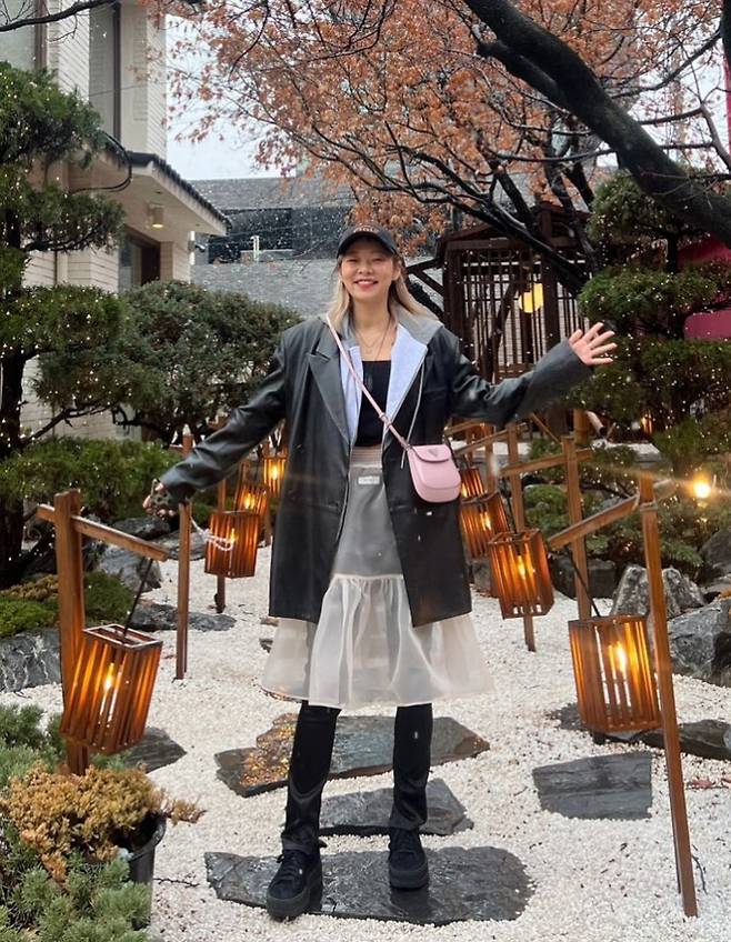 모델 송해나 일상복에 부는 시스루 바람 팬츠 위에 입는 시스루 스커트 패션엔