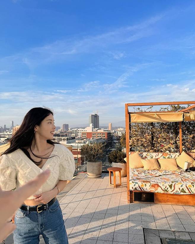 기은세 날씬한 복근 드러난 꽈배기 크롭 니트티 입고 La여행 라이프업