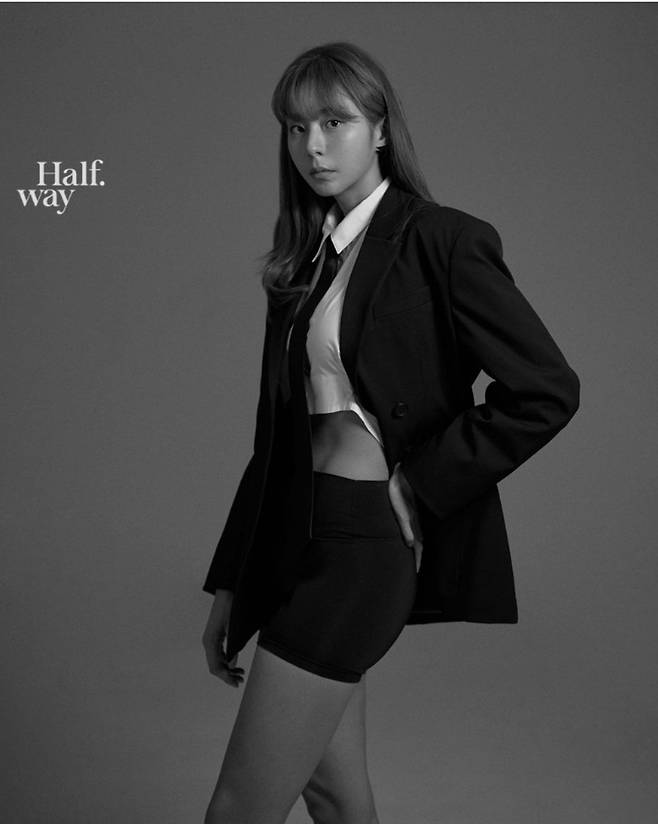 유이 ‘선명한 11자 복근 건강한 아름다움 뽐낸 셔츠 블레이저 패션 스타와 패션