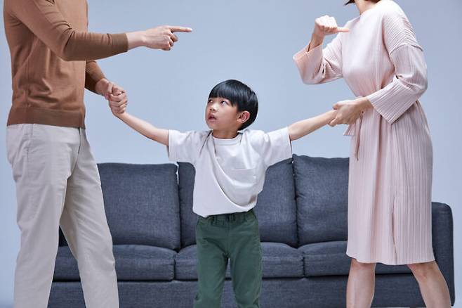 엄마 편이야 아빠 편이야 편 가르기아이를 이렇게 망친다
