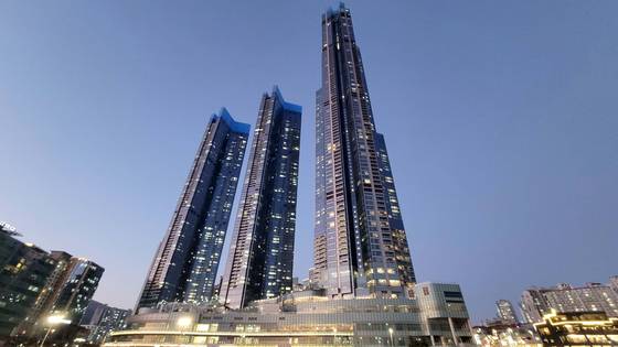 Police searching for pair who parachuted off Busan skyscraper