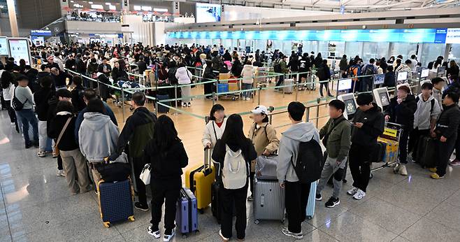 설 연휴 기간 설 공간 없는 공항 설렘 가득 안고 해외로 밀착취재