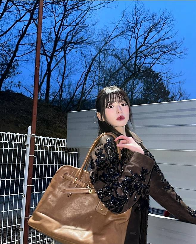 장원영 딥한 분위기에 매력 상승티셔츠 재킷 미니스커트룩 스타와 패션