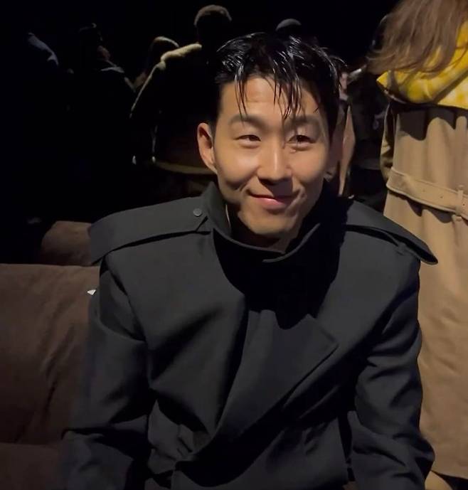 손흥민 킬러 트렌치 코트룩전지현과 런던 패션쇼 힐링 투샷 패션엔