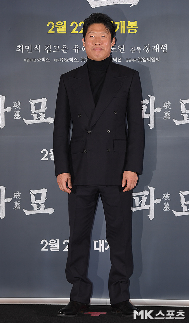 유해진 시크한 매력 댄디한 목폴라 티셔츠 정장 셋업 패션 스타와 패션