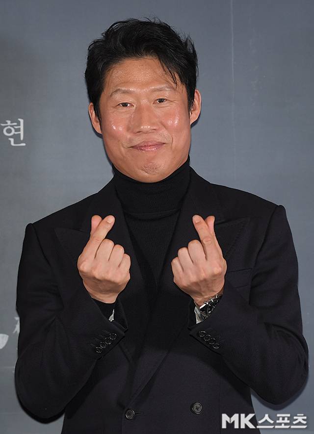 유해진 시크한 매력 댄디한 목폴라 티셔츠 정장 셋업 패션 스타와 패션
