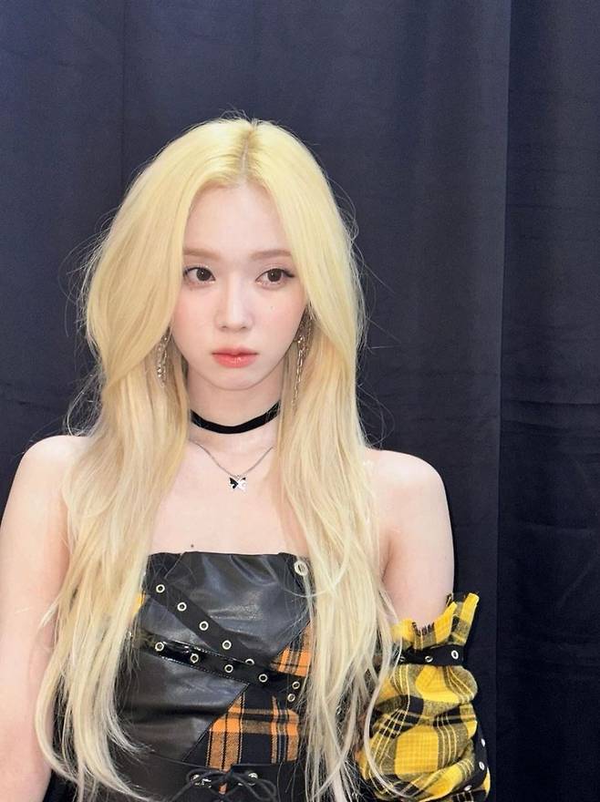 백금발로 변신해 Ai보다 더 Ai같은 미모 뽐낸 에스파 윈터 헤어핏