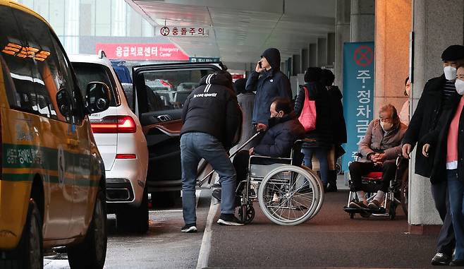 교통사고에 3시간 ‘응급실 뺑뺑이구급차 타고 무한대기까지