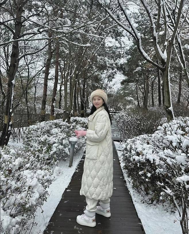 류이서 집 앞에서 신나는 눈놀이 포근한 무스탕 모자 롱패딩 조거 팬츠룩 스타와 패션