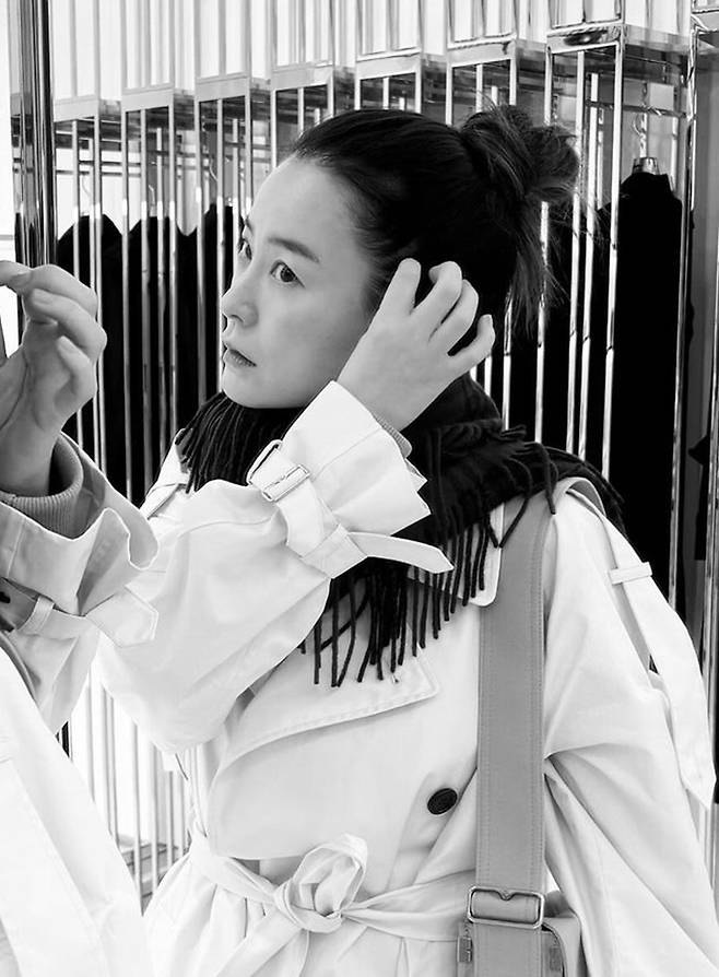 정유미 런던 비 속에 머플러로 꽁꽁 가려도 예쁜 로맨틱 트렌치코트룩 패션엔