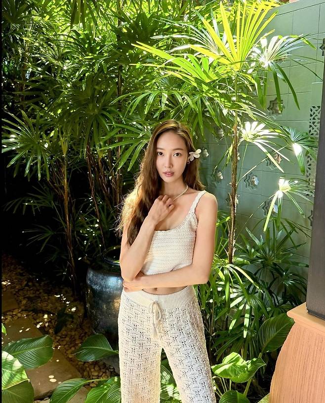 제시카 푸켓서 자유로운 모습 청순한 조거 팬츠 슬리브리스 크롭톱 패션 스타와 패션