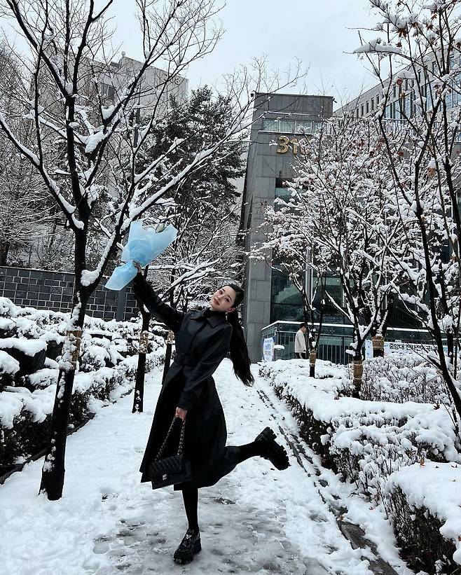 프리지아 시크한 가죽 코트 입고 힙한 졸업식 패션 선보여 라이프 뉴세이