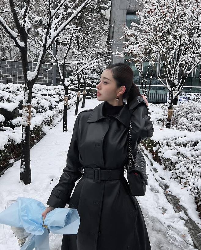프리지아 시크한 가죽 코트 입고 힙한 졸업식 패션 선보여 라이프업