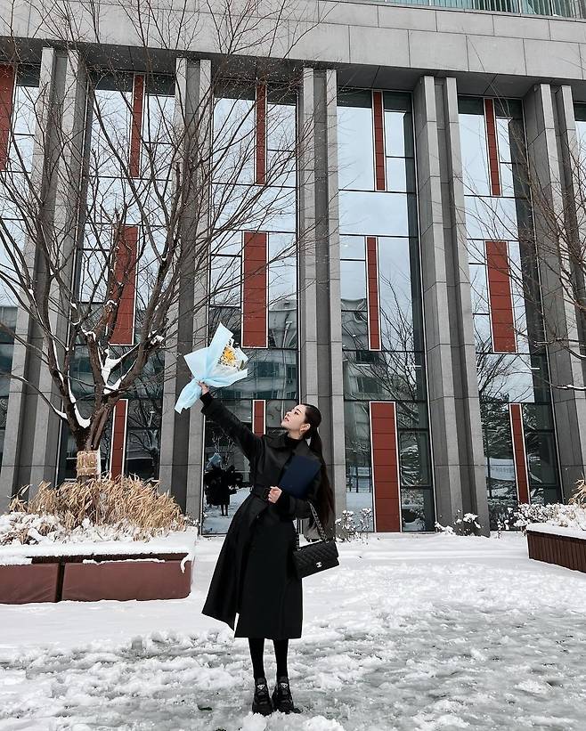 프리지아 시크한 가죽 코트 입고 힙한 졸업식 패션 선보여 라이프 뉴세이