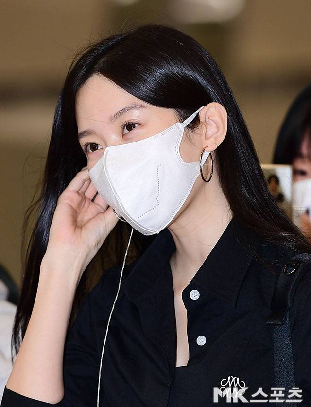 문가영 밀라노 패션퀸→셔츠 여신깔끔한 올블랙 슬랙스 공항패션 스타와 패션