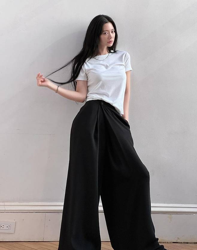 클라라 다리만 2m독보적인 비율 자랑한 흰 티셔츠 슬랙스 패션 스타와 패션