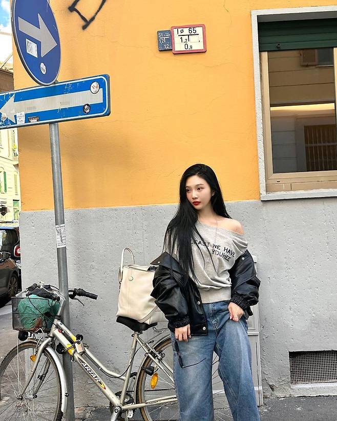조이 밀라노 여행에서 가죽 자켓 입고 캐주얼하게 라이프업