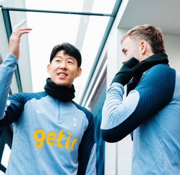 손흥민 손가락 탈구 점점 회복되는 듯붕대 풀고 투명 테이핑 부착