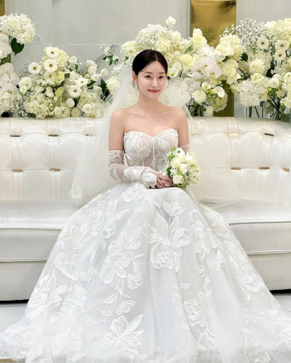 결혼♥으로 깜짝 소식 알린 최정상 걸그룹 멤버본식공개웨딩드레스 어썸클