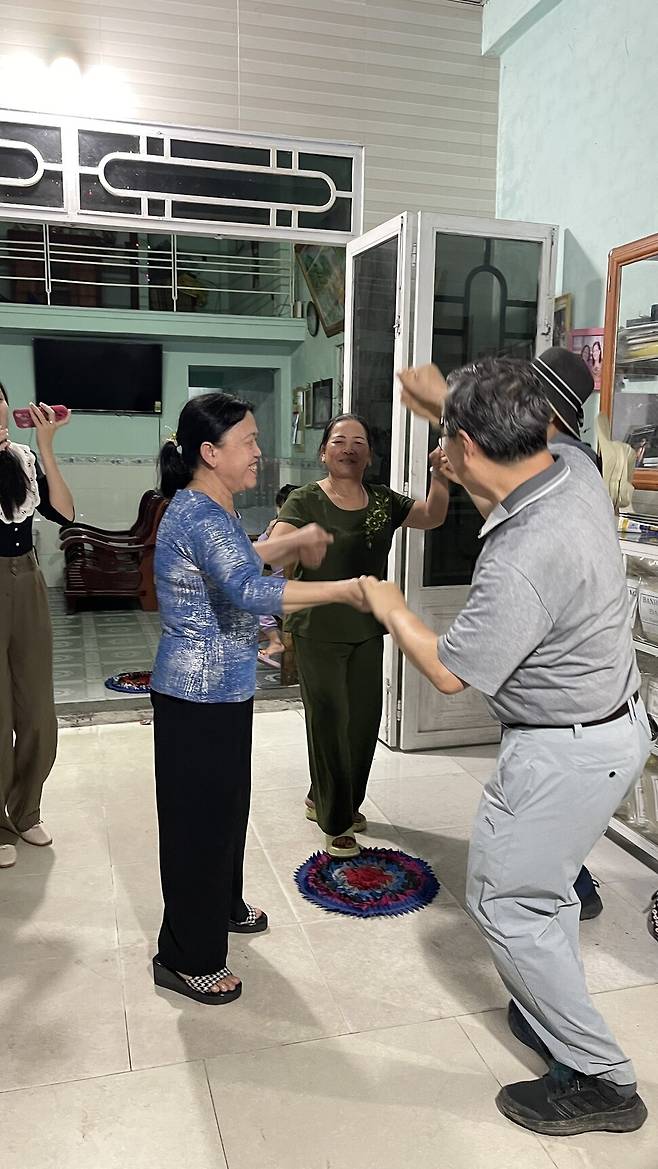 정근식 전 진실화해위원장 베트남전 민간인 학살 마을 찾아 유족 위로